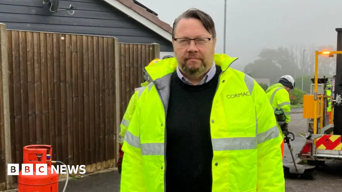 Pothole repair funds could rise in Cornwall, says councillor - BBC News