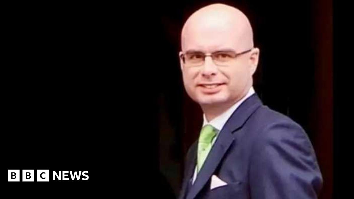 Humber NHS chief Jonathan Lofthouse off work after clash - BBC News