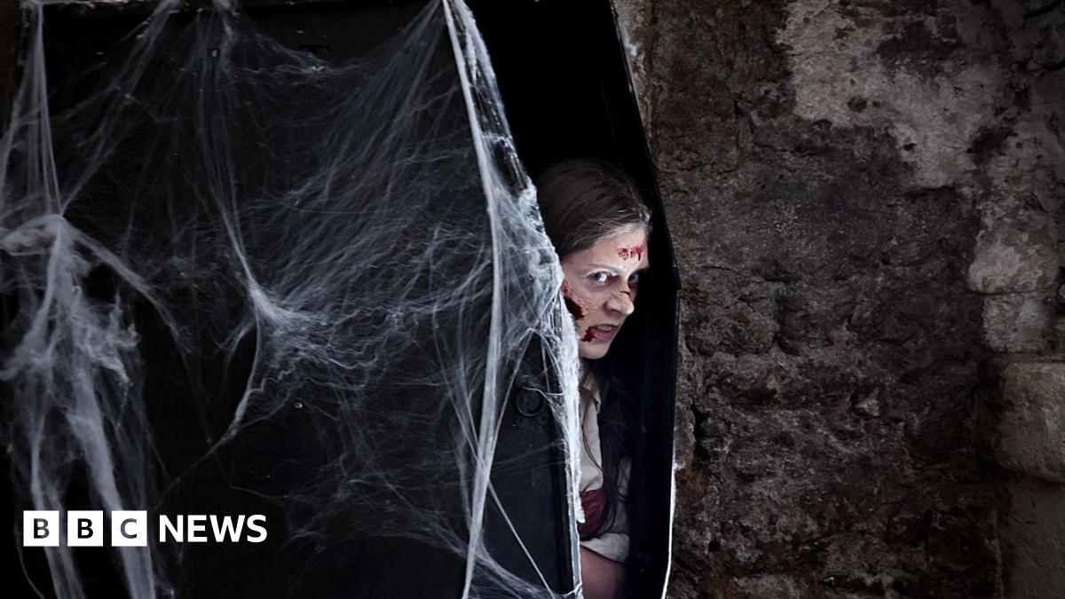 Oxford: Students dressed as zombies 'invade' city - BBC News