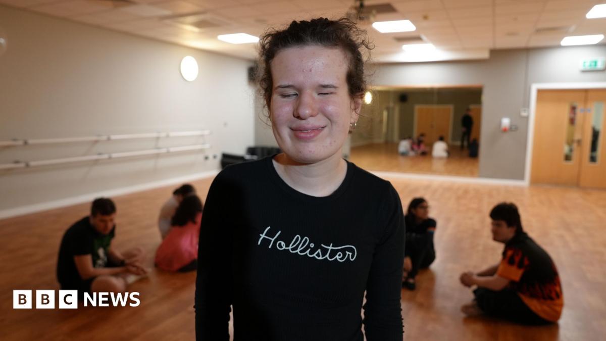 Strictly: Students at blind college inspired by Chris McCausland - BBC News