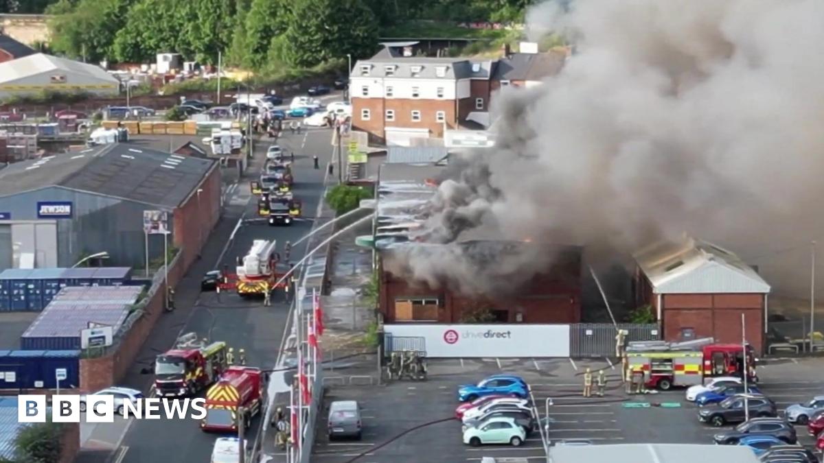 Darlington windows warning over billowing smoke from fire - BBC News