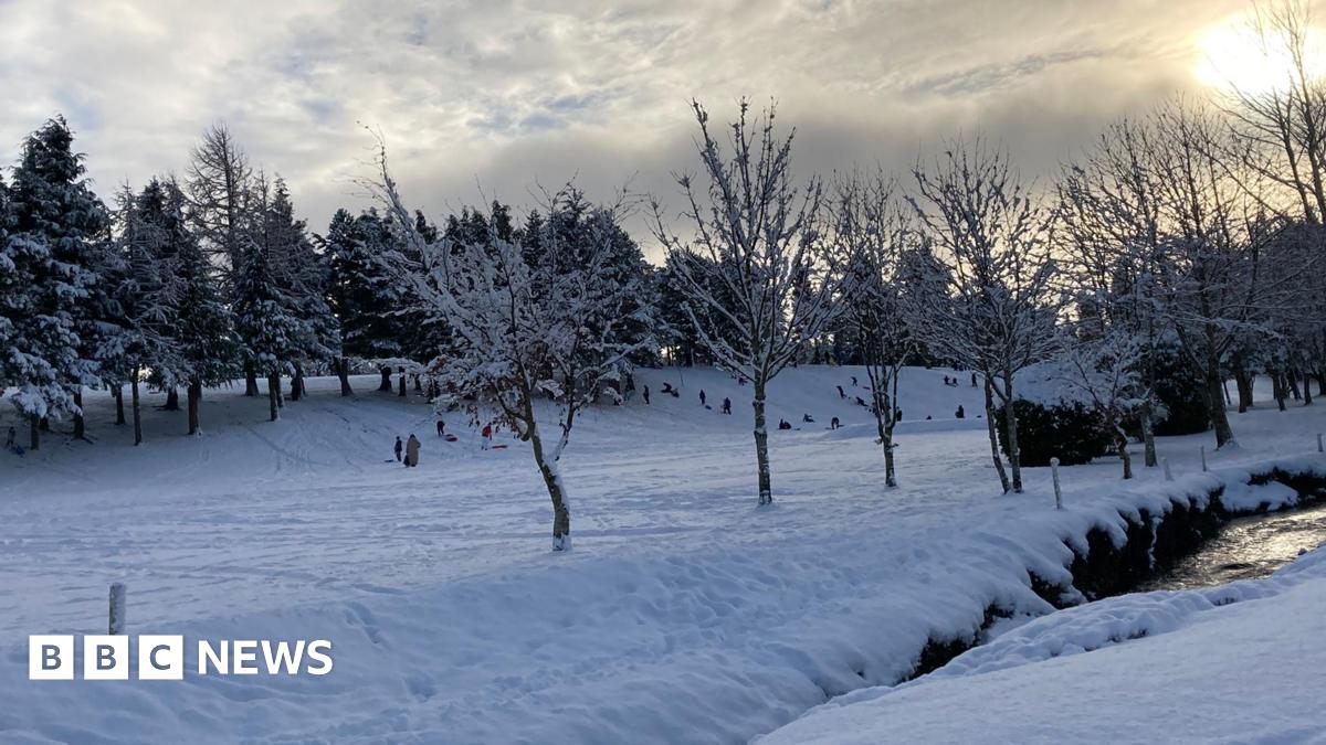 In pictures: Snow and ice hit parts of Scotland - BBC News