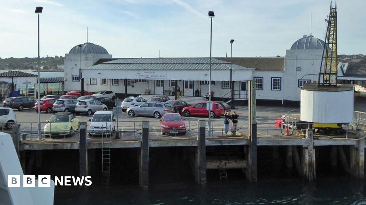 Ryde Pier Head parking tariff to allow shorter stays - BBC News