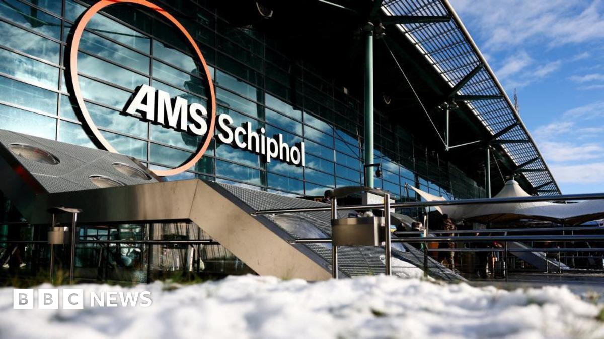 Hundreds of flights cancelled as big freeze grips western Europe - BBC News