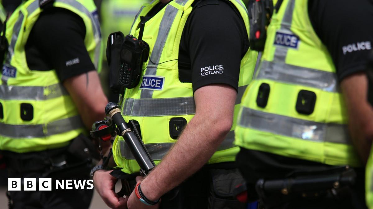 Police Scotland to send 120 officers to Belfast after disorder - BBC News