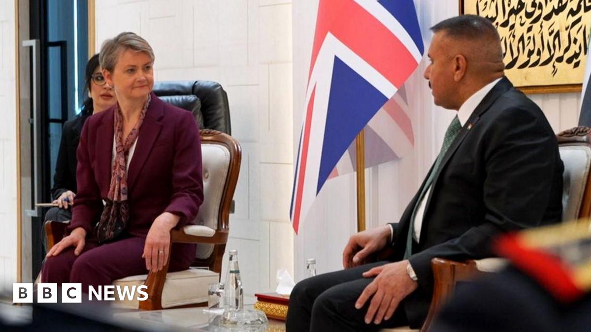 UK and Iraq strike deal to clamp down on people smuggling gangs - BBC News