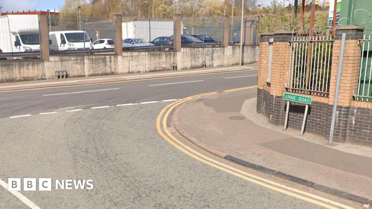 Smethwick: Teenage boy arrested after car crashes into wall - BBC News