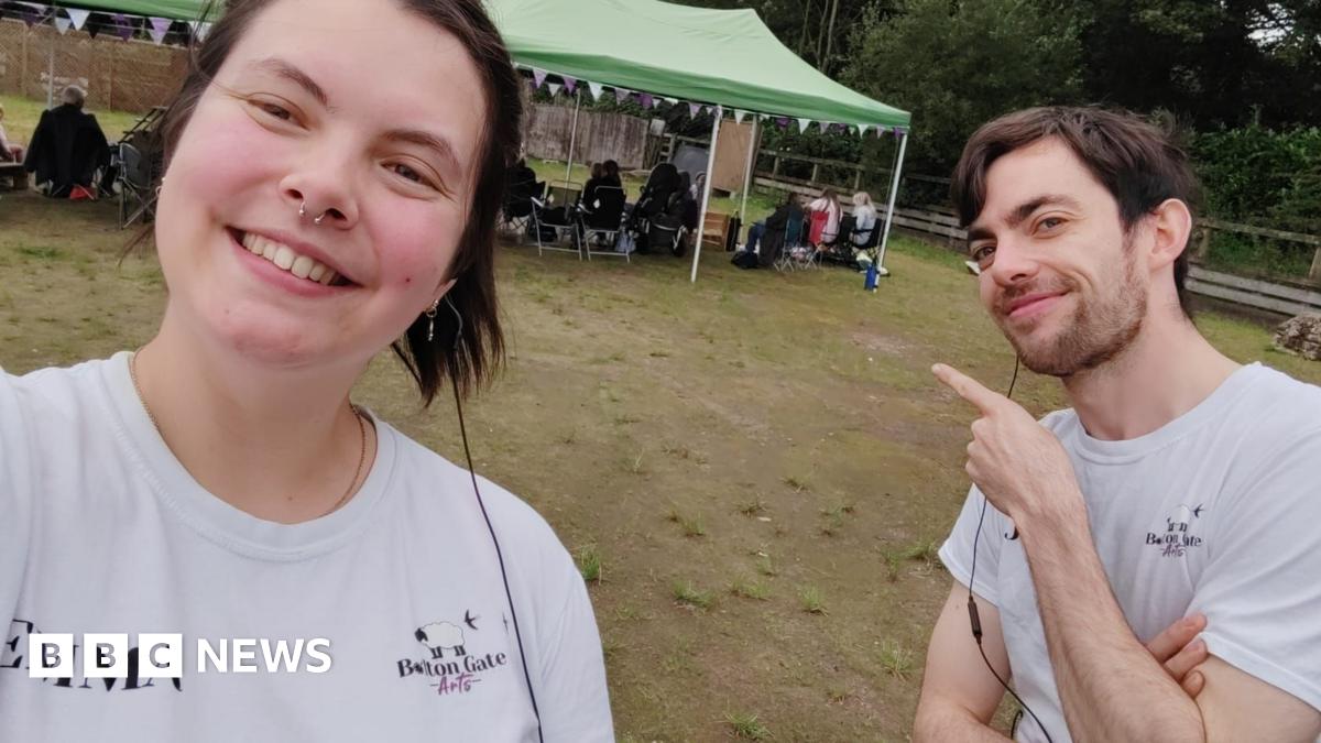 Stoke-on-Trent market warns over stall-holder social media scam - BBC News