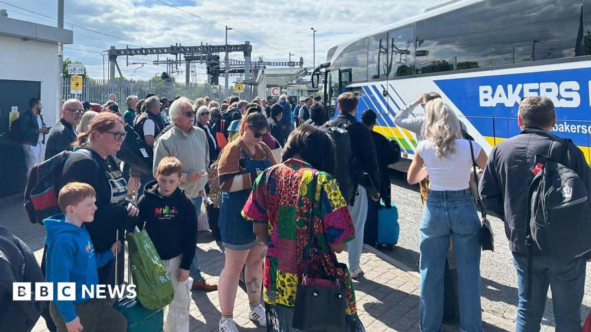 Cardiff: Major rail disruption after blaze close to tracks - BBC News
