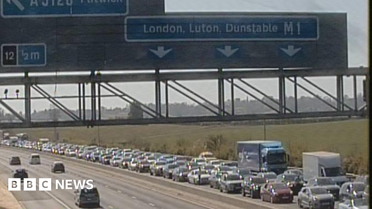 M1 reopens after multi-vehicle crash near Flitwick - BBC News