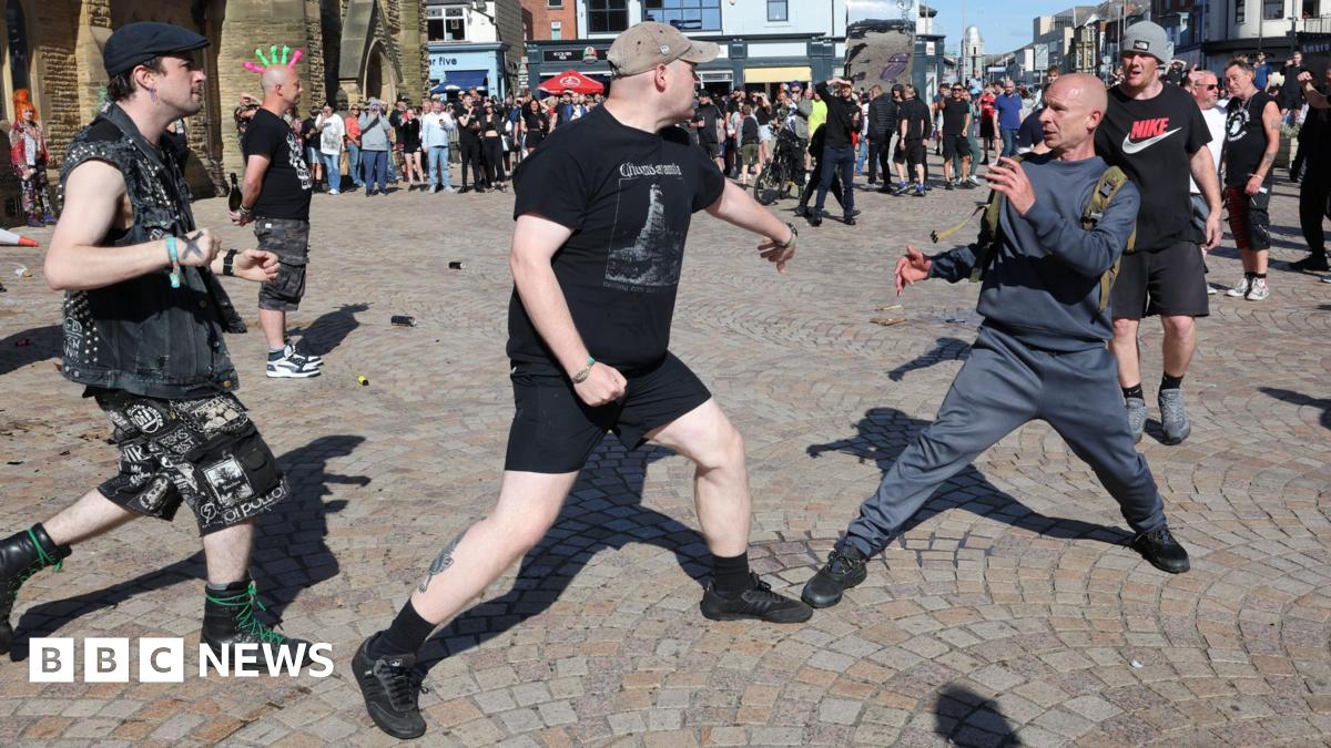 Chairs and bottles thrown as protesters clash in Blackpool - BBC News