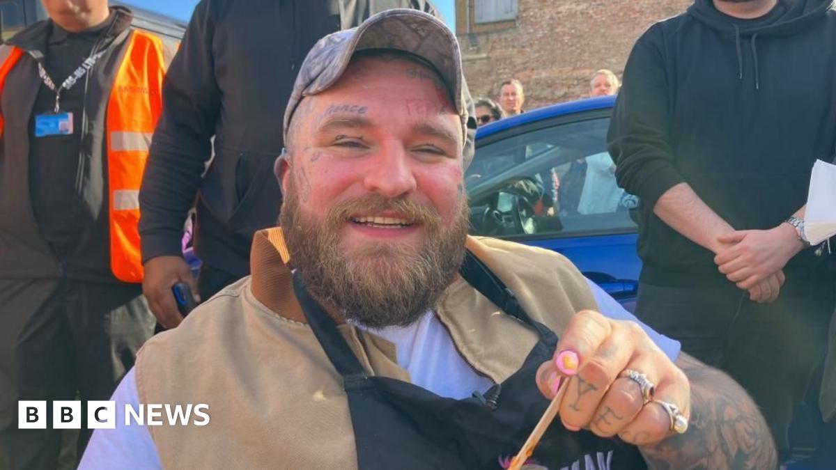 Spudman and Teddy Swims Tamworth mash up delights fans - BBC News