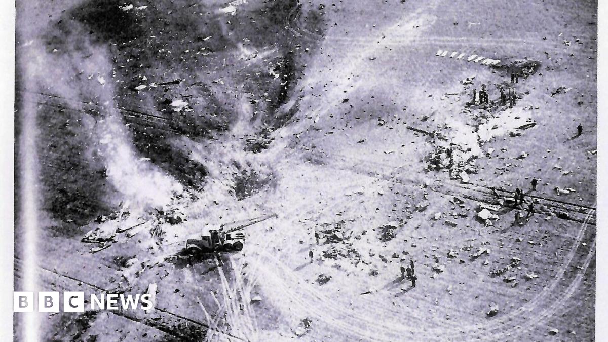 Service marks 75th anniversary of fatal USAF crash in Isleham - BBC News