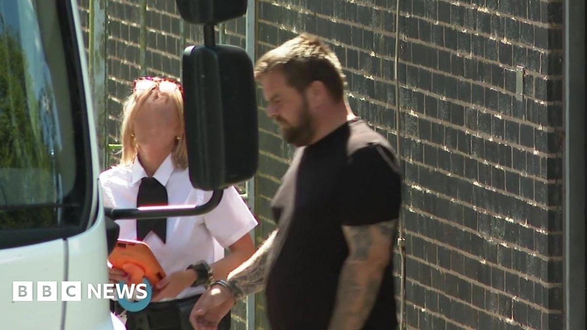 Rogue trader who conned elderly homeowners jailed - BBC News