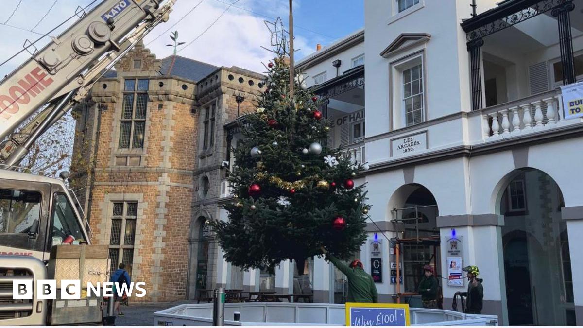 'Disappointing' Christmas tree being raised after size complaints - BBC ...