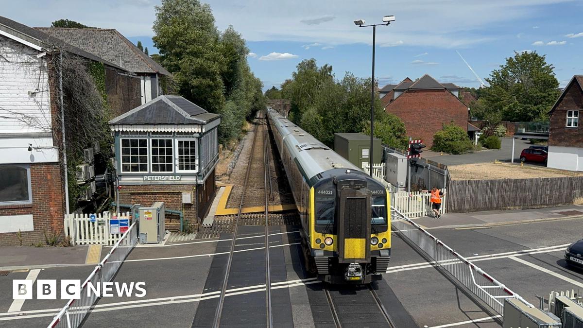 Passengers in Surrey warned to plan head over SWR rail closures - BBC News