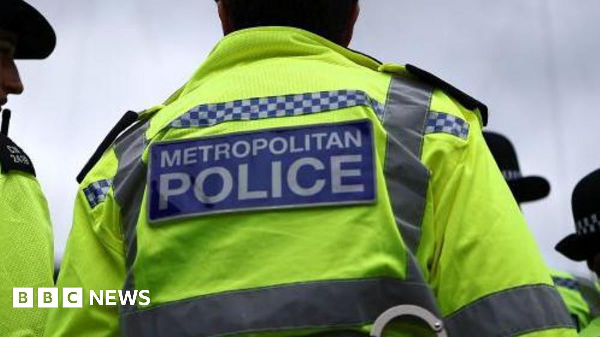 Metropolitan PC charged with assaulting police officer - BBC News