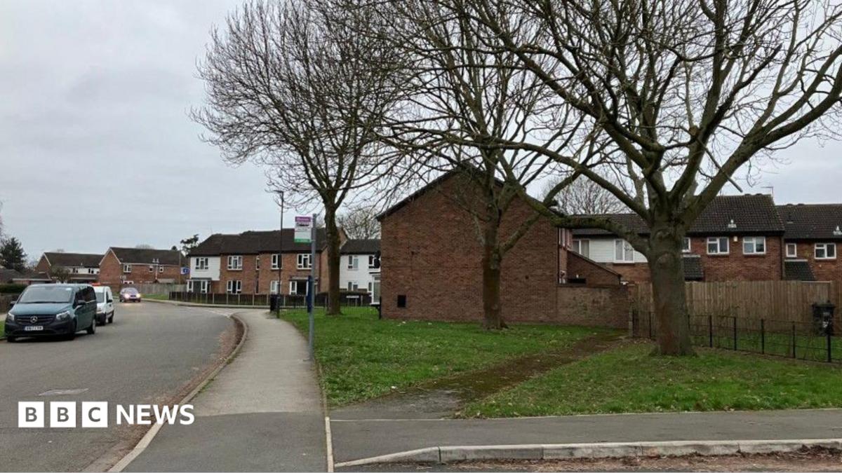 Arrest after two men stabbed in Long Eaton - BBC News