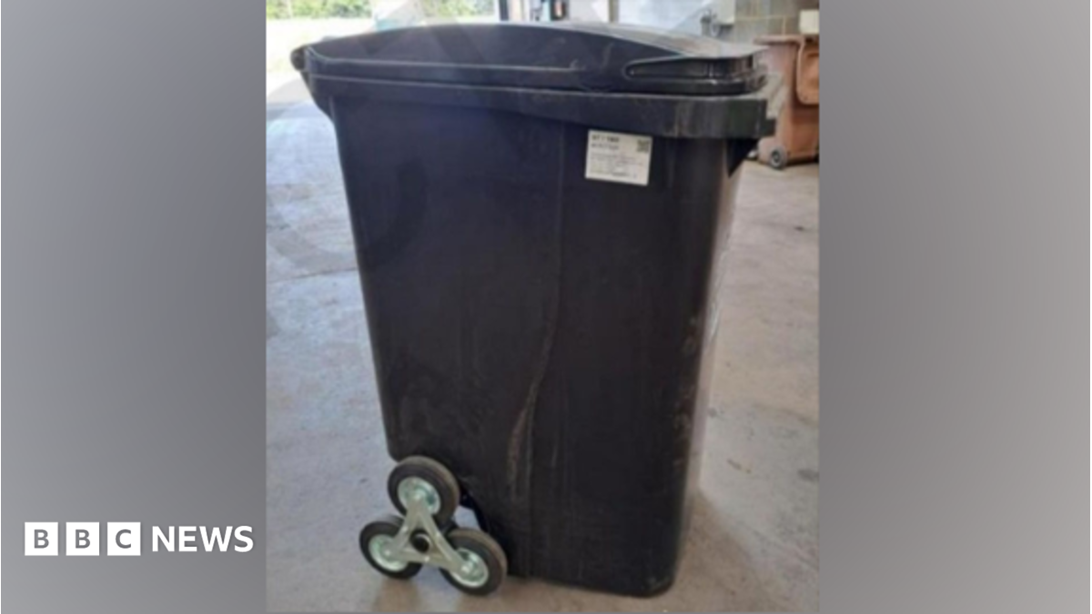 Multi-wheeled bins introduced in Stevenage recycling trial - BBC News