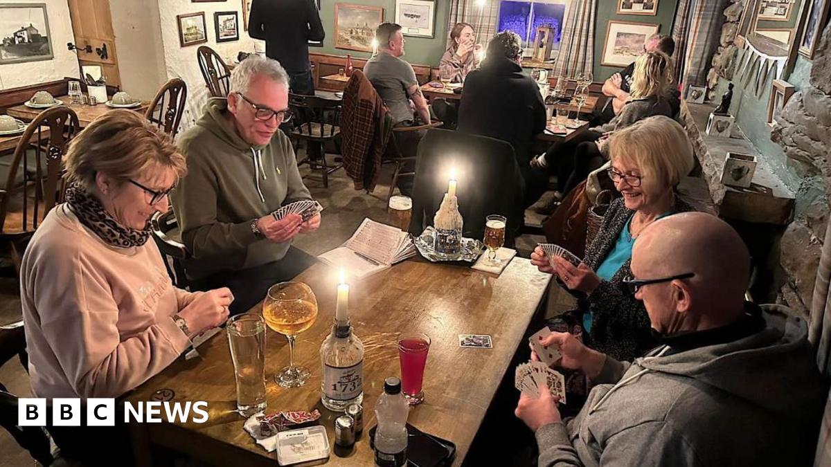 Tan Hill Inn: Snowed-in pub guests become 'friends for life' - BBC News