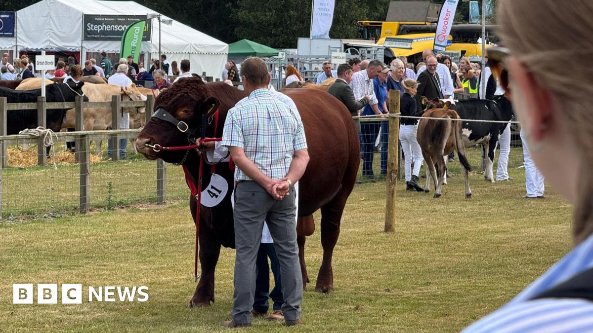 Large crowds enjoy 149th Driffield Show in East Yorkshire - BBC News