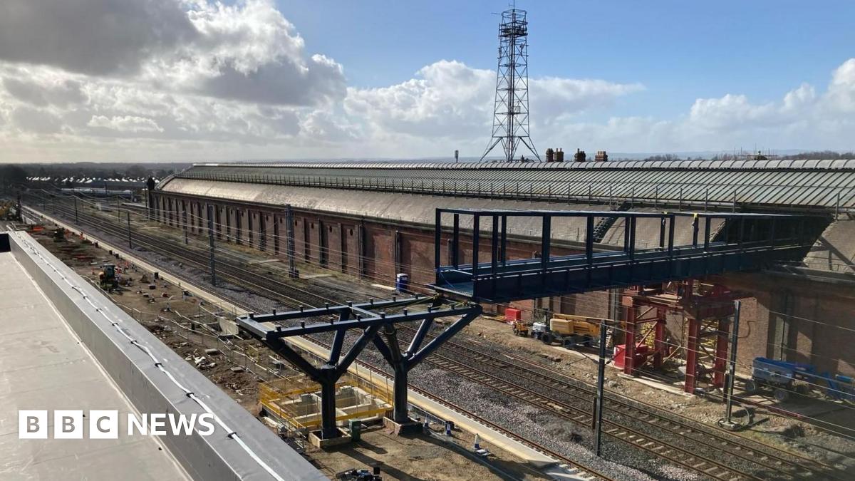 New footbridge installed at Darlington railway station - BBC News