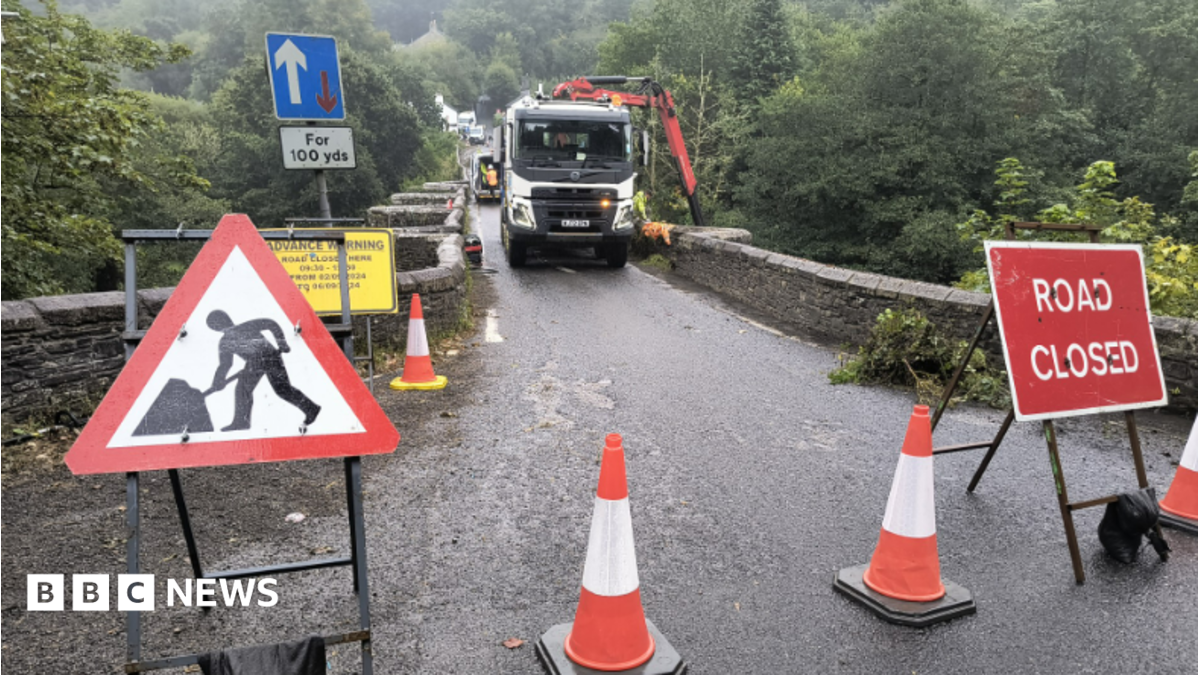 Historic Gunnislake Newbridge shuts for repairs after hole found - BBC News