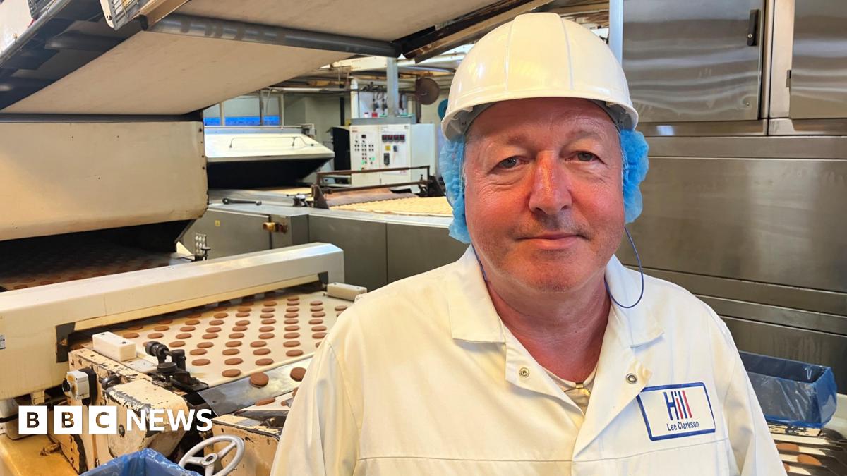 'Our factory makes 2,500 custard creams a minute' - BBC News
