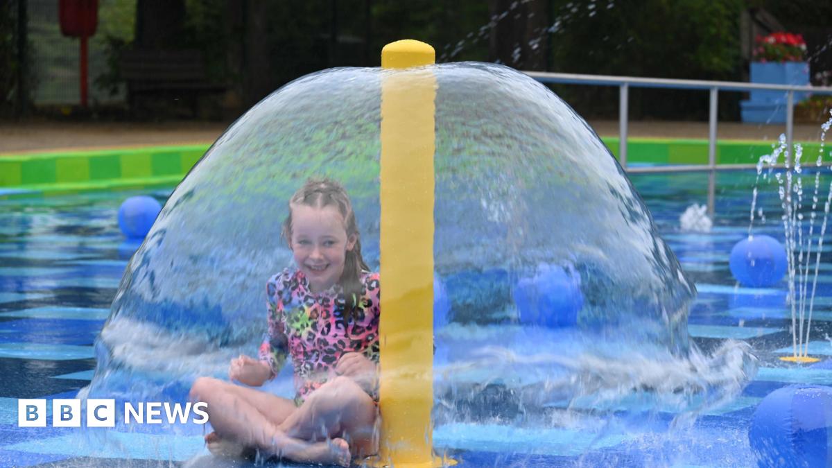 Swindon parents welcome opening of new splash park - BBC News