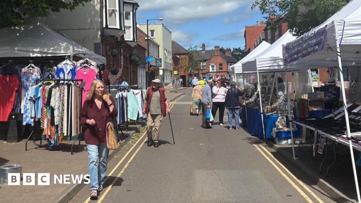 Campaign to promote Market Drayton gets under way - BBC News