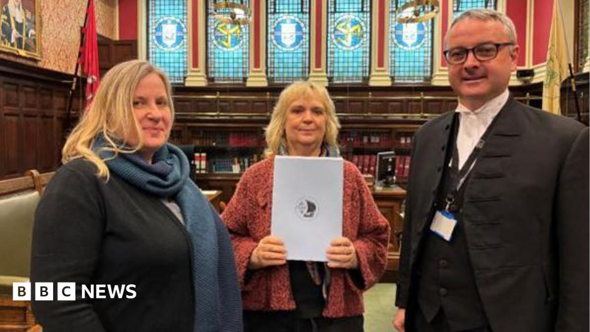 Petition to save southern bus route presented to Tynwald - BBC News