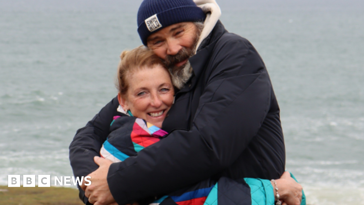 Comedy couple renew vows on wild swimming tour - BBC News