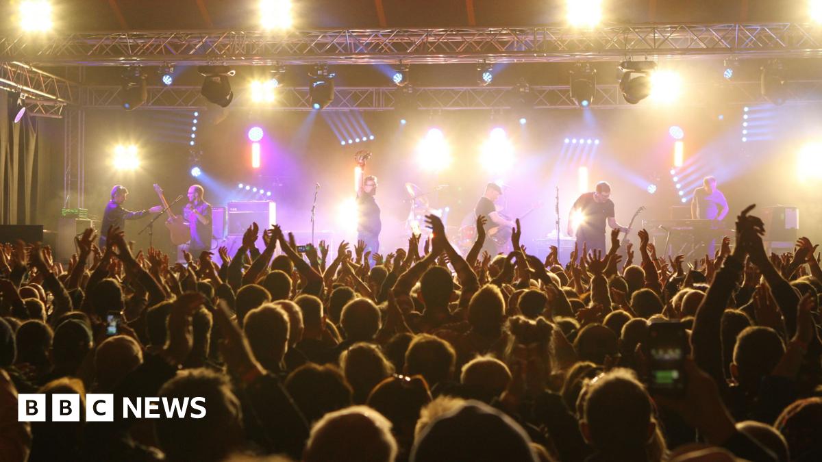 Towersey festival forced to 'bow out' after 60 years - BBC News