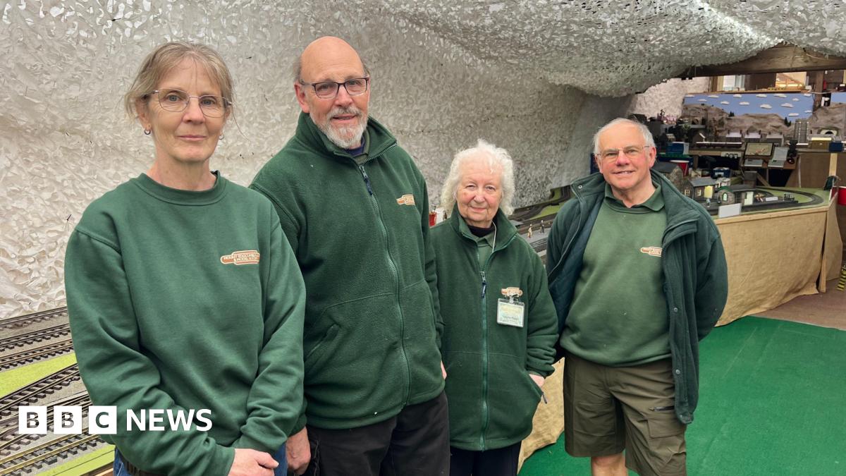 Cornwall model railway enthusiasts keeping hobby alive - BBC News