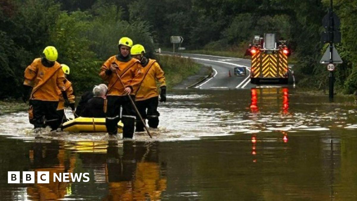 Oxfordshire: Flood warnings in place after heavy rain - BBC News
