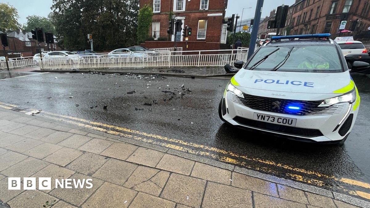 South Yorkshire Police officer injured in Sheffield car crash - BBC News