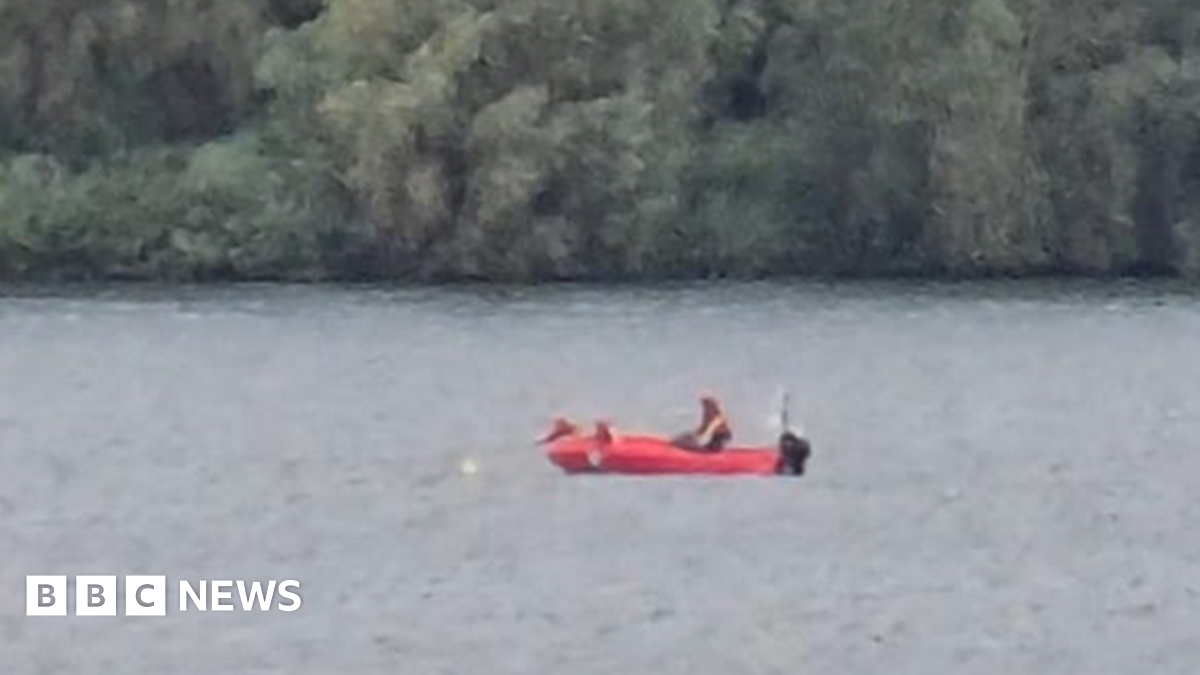Teams search Draycote Water for missing father after boat capsizes - BBC News
