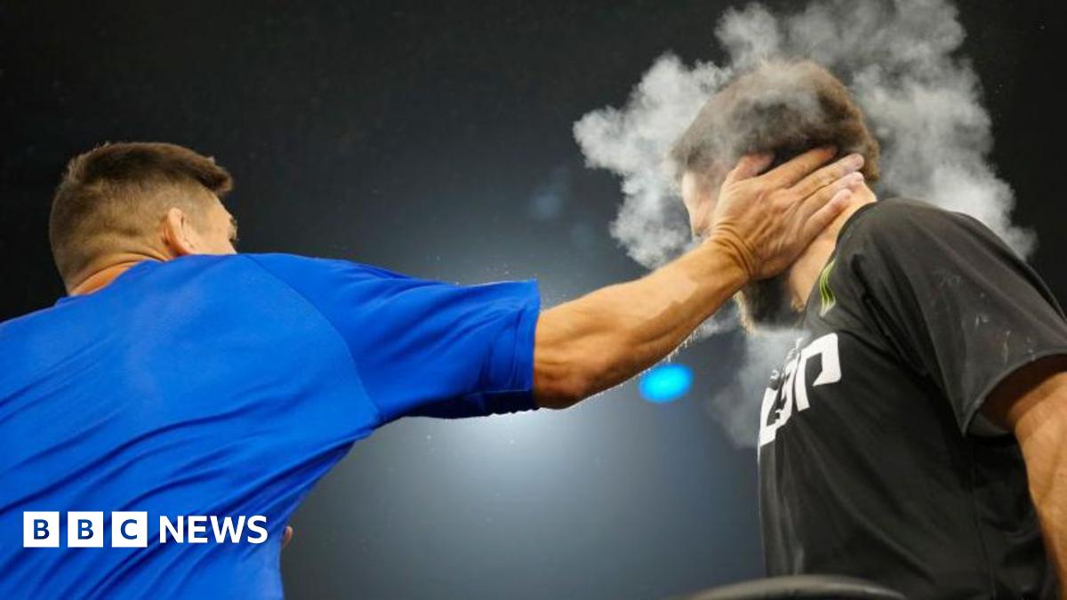 Slap fighting: Controversial event makes Scottish debut - BBC News