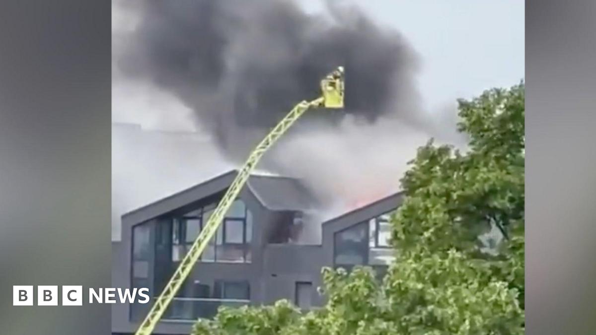 Fire at block of flats in Walthamstow - BBC News