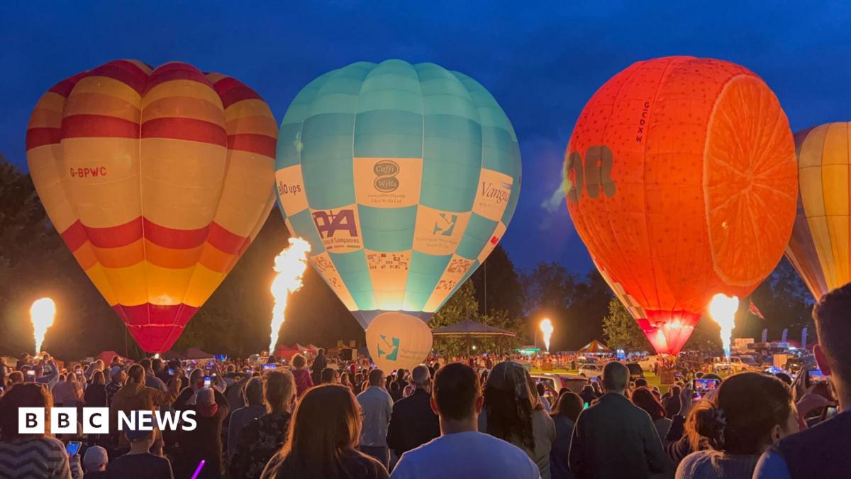 Thousands attend Oswestry Balloon Carnival - BBC News
