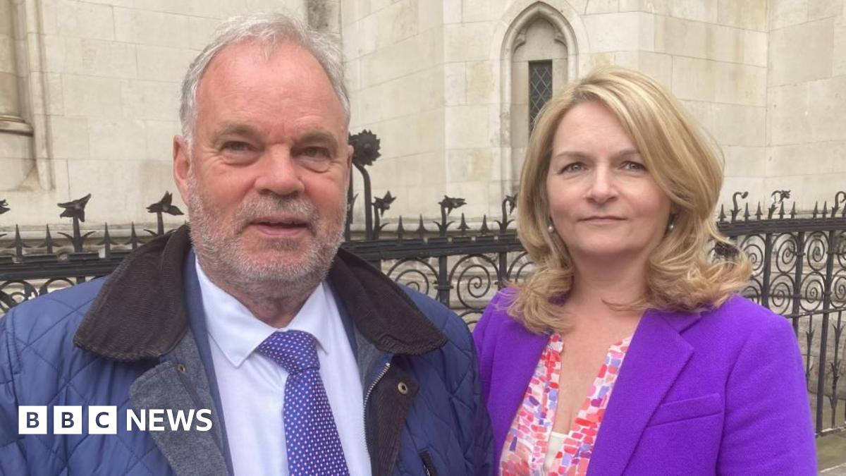 Dunstable school tells court Ofsted puts 'everything into boxes' - BBC News