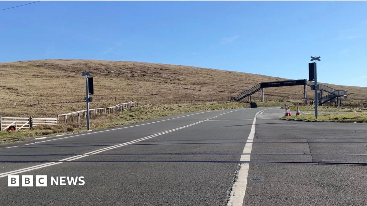 Mountain Road closure extended ahead of TT one-way introduction - BBC News