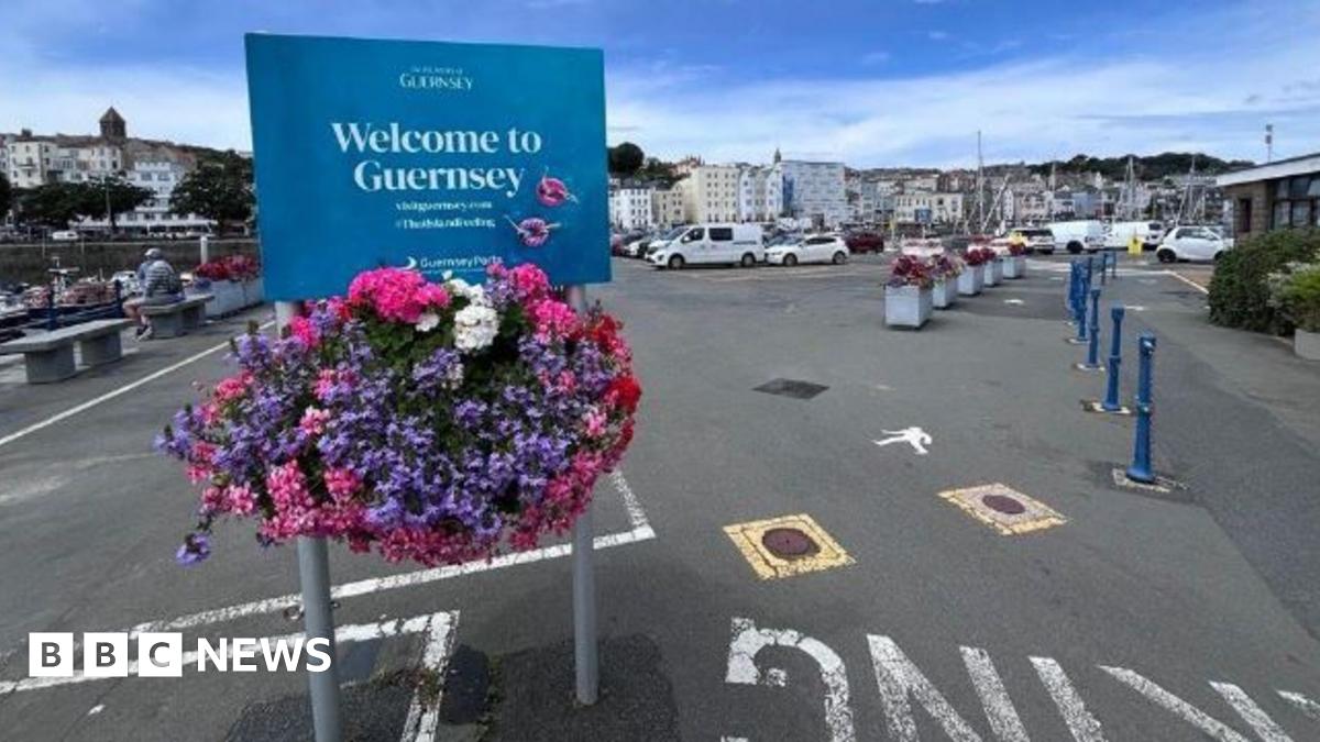 Guernsey royal visit: Police urge drivers to move vehicles - BBC News
