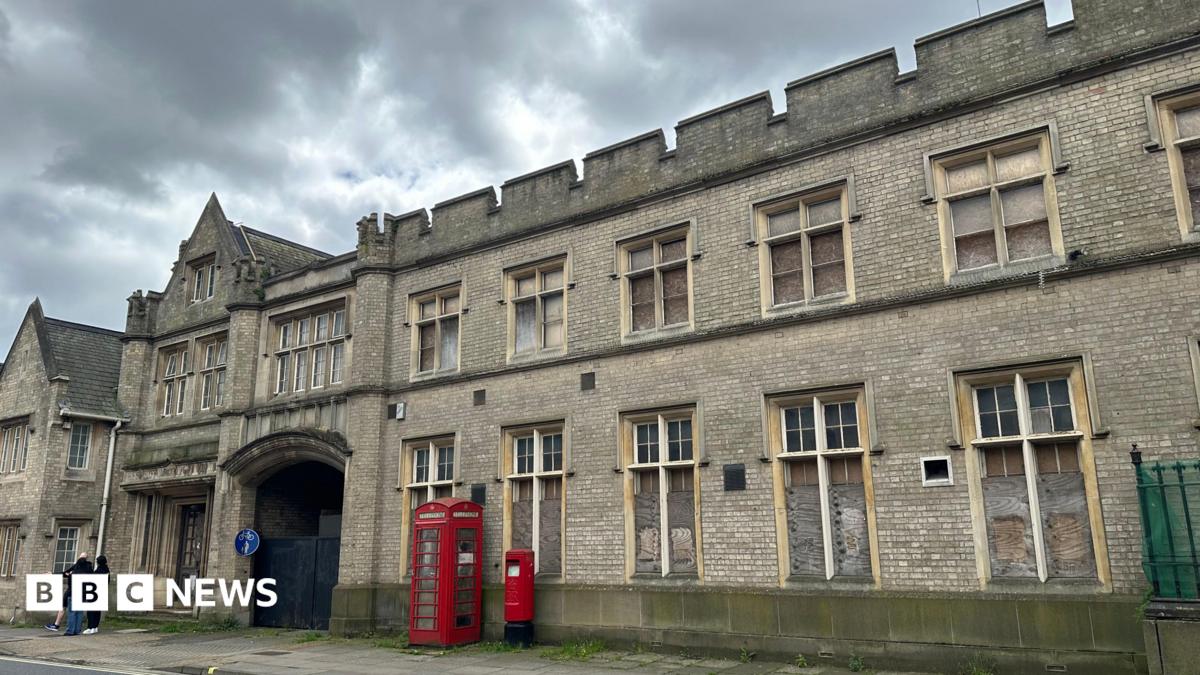 Plans to turn Ipswich County Hall building into flats approved - BBC News