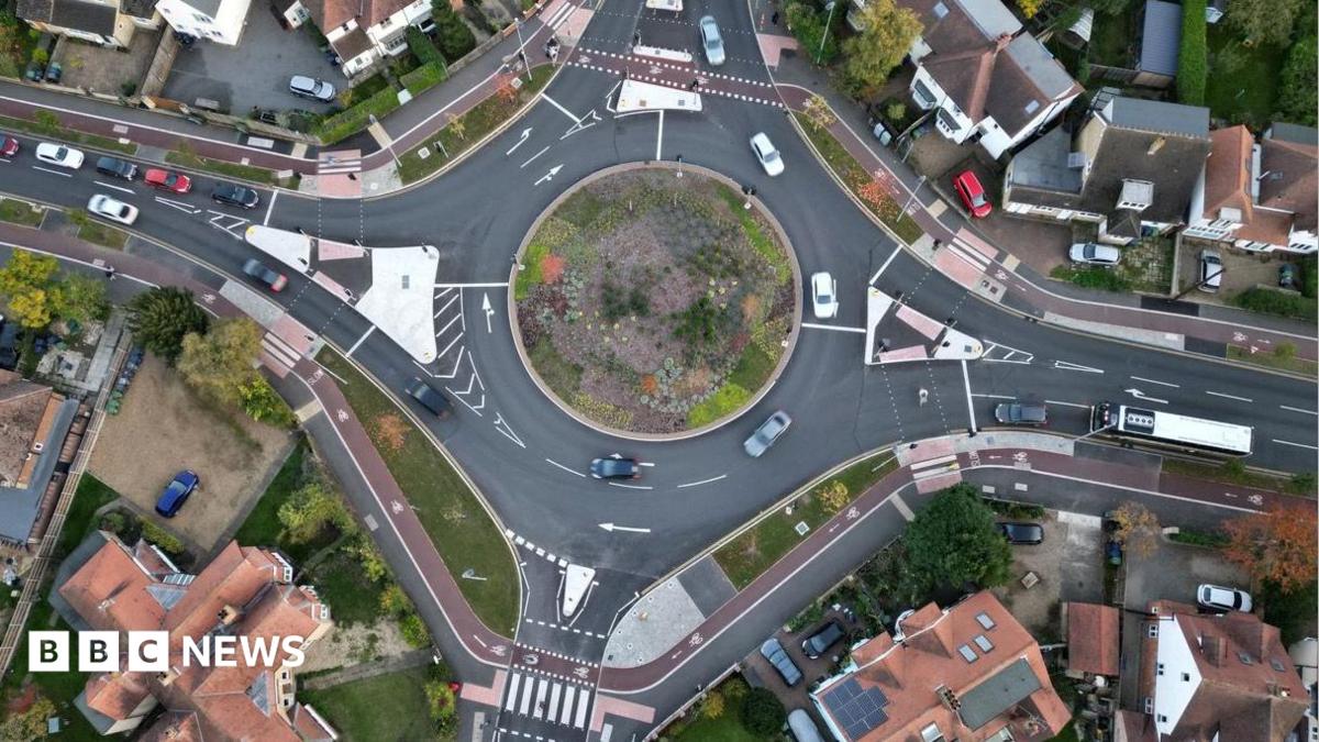 New junction in Cambridge dubbed 'birthday cake roundabout' - BBC News