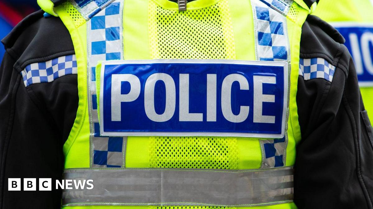 Sussex Police officer accused of raping teen has charges dropped - BBC News