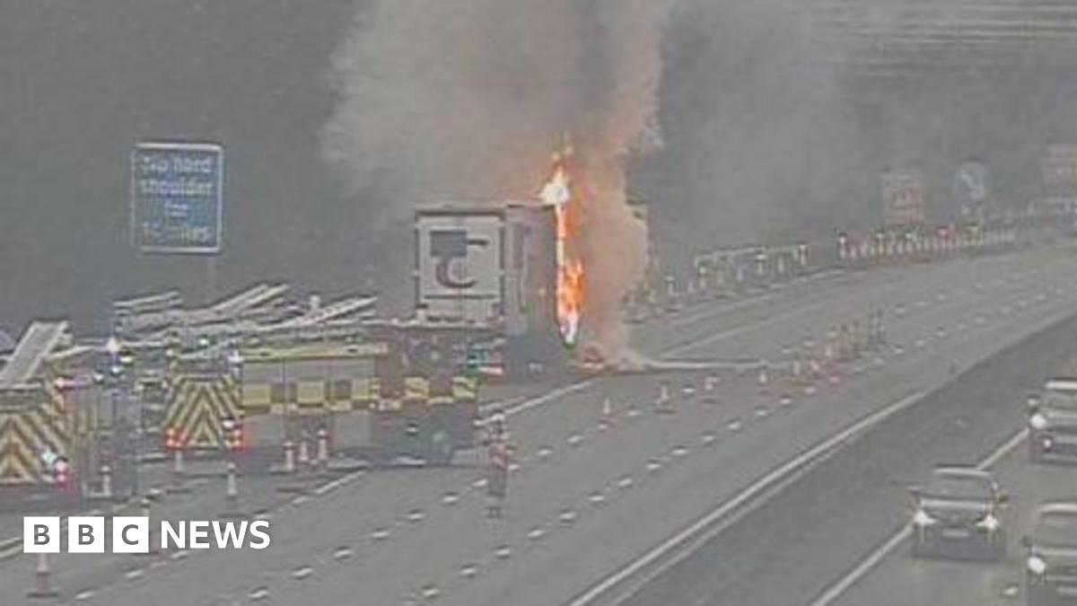Lorry fire partially closes M1 motorway in Northamptonshire - BBC News