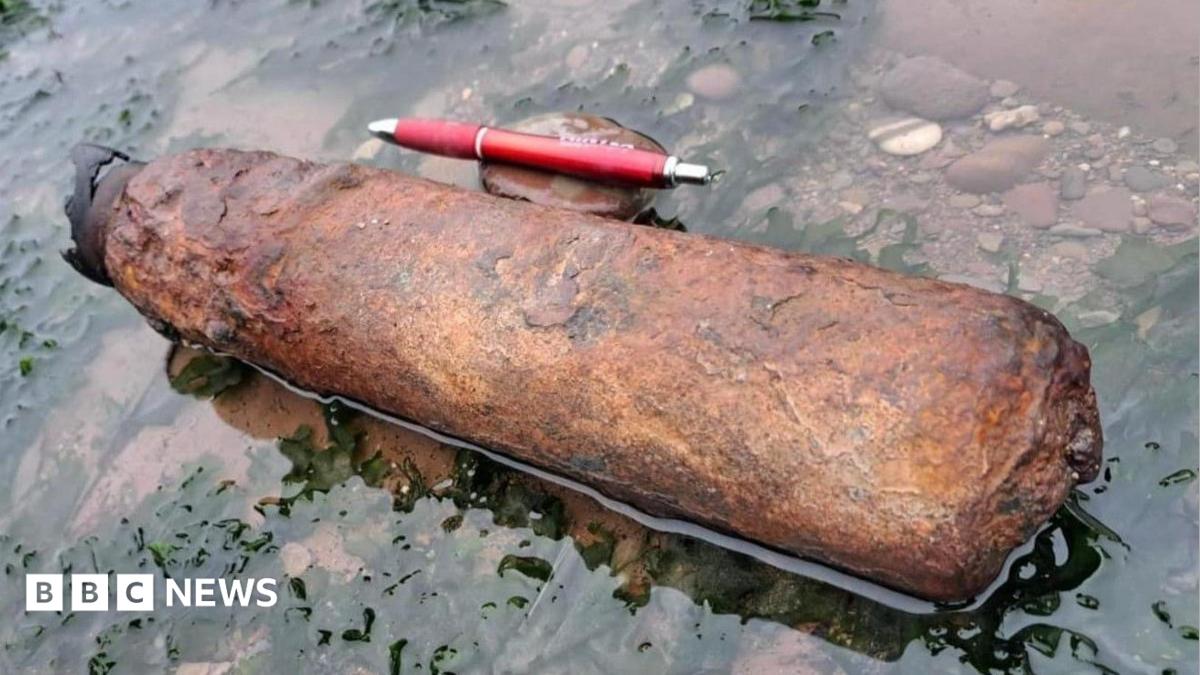 Watchet: Royal Navy destroys WW2 artillery item found on beach - BBC News