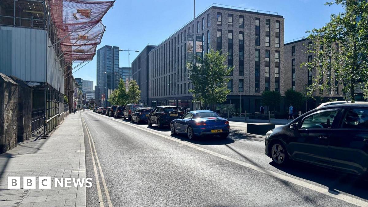 Salford: Bus lane roadworks causing 'gridlock' - BBC News