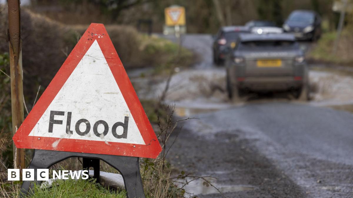 Surrey residents told to prepare for possible flooding - BBC News